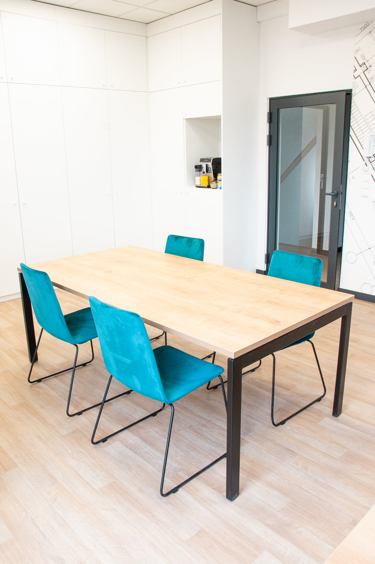 Krzesło w roli głównej - Claudie Design - Salon meblowy Gusma Home Poznań
